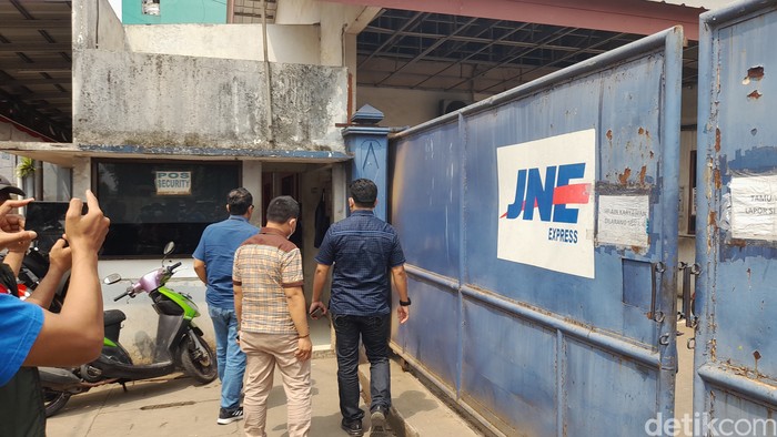 Saat Satgas Pangan Tengok Lokasi Beras Bansos Ditimbun di Depok Saat Satgas Pangan Tengok Lokasi Beras Bansos Ditimbun di Depok