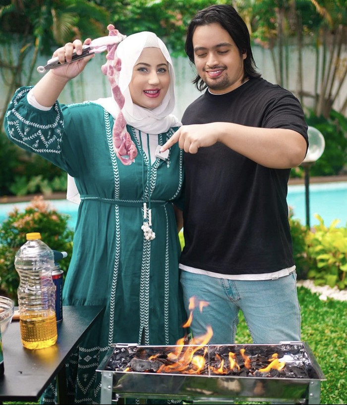 Gaya Keren Tasyi Athasyia Saat Makan Bareng Suami dan Keluarga