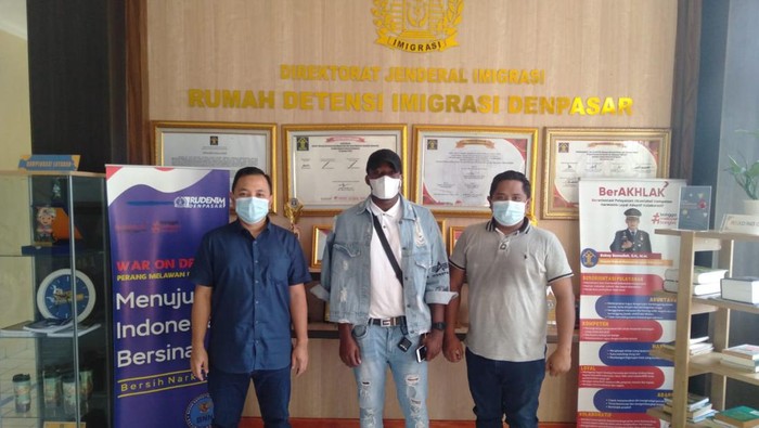 Overstay 2,5 Tahun Lebih, WN Nigeria Dideportasi dari Bali Overstay 2,5 Tahun Lebih, WN Nigeria Dideportasi dari Bali