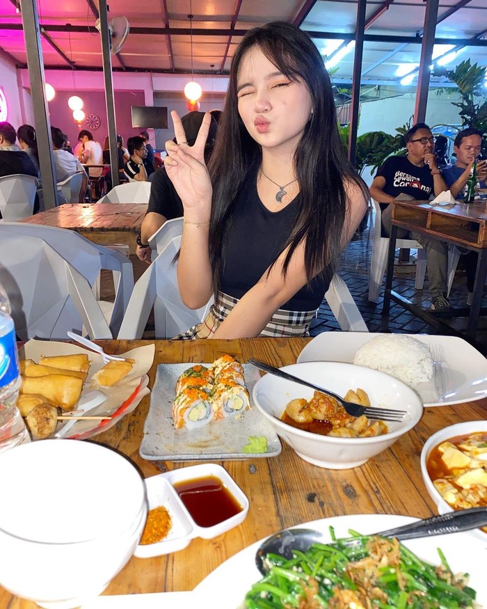 10 Pose Kulineran Kienzy Myelin Selebgram Yang Berseteru Dengan Hotman Paris