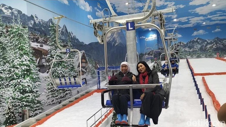 Takjub Salju di Trans Snow World Surabaya, Gubernur Khofifah: Mirip Aslinya Takjub Salju di Trans Snow World Surabaya, Gubernur Khofifah: Mirip Aslinya