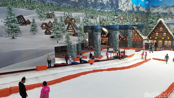 Sukacita Pengunjung Trans Snow World Surabaya