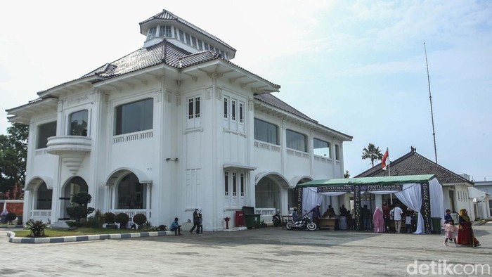 Antusias Warga Lihat Pameran Artefak Nabi Muhammad di Bekasi Antusias Warga Lihat Pameran Artefak Nabi Muhammad di Bekasi