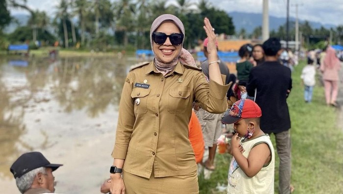 10 Gaya Camat yang Dicopot gegara Ngonten Ala Citayam Fashion Week 10 Gaya Camat yang Dicopot gegara Ngonten Ala Citayam Fashion Week