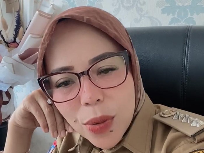 10 Gaya Camat yang Dicopot gegara Ngonten Ala Citayam Fashion Week 10 Gaya Camat yang Dicopot gegara Ngonten Ala Citayam Fashion Week