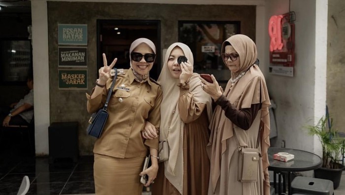 10 Gaya Camat yang Dicopot gegara Ngonten Ala Citayam Fashion Week 10 Gaya Camat yang Dicopot gegara Ngonten Ala Citayam Fashion Week