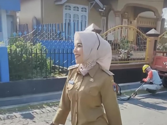 10 Gaya Camat yang Dicopot gegara Ngonten Ala Citayam Fashion Week 10 Gaya Camat yang Dicopot gegara Ngonten Ala Citayam Fashion Week