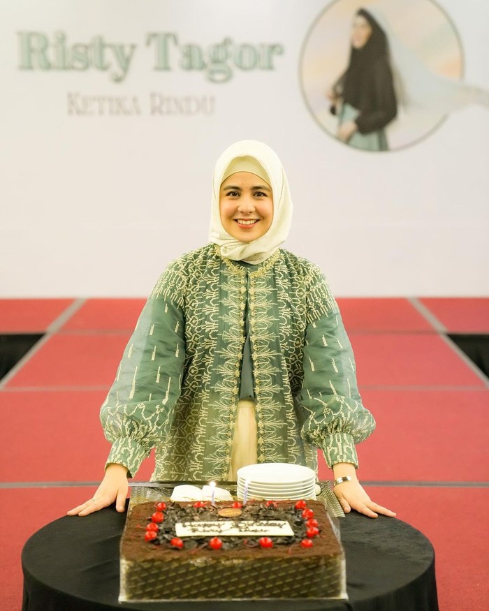 10 Momen Risty Tagor Ngopi Cantik dan Makan Bareng Keluarga