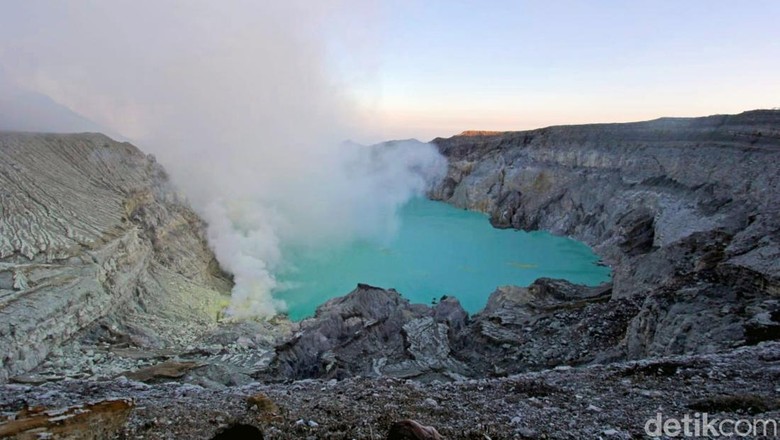 Gunung Ijen: Pesona, Harga Tiket, Jam Buka, Rute Menuju Kawah Ijen