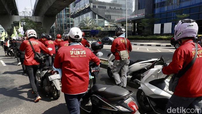 Pengunjukrasa Ramai-ramai Dorong Sepeda Motor Menuju Gedung DPR