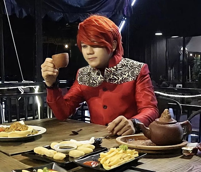 Pesulap Merah Tampil Nyentrik, Intip Potretnya Saat Kulineran