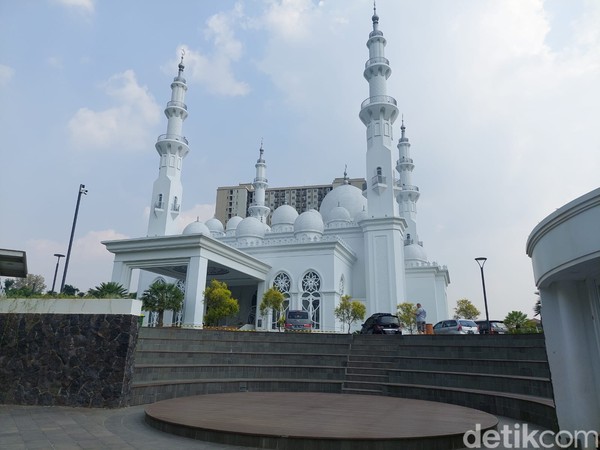 Foto: Masjid Putih dan Megah di Depok, Ternyata Dibangun Erick Thohir