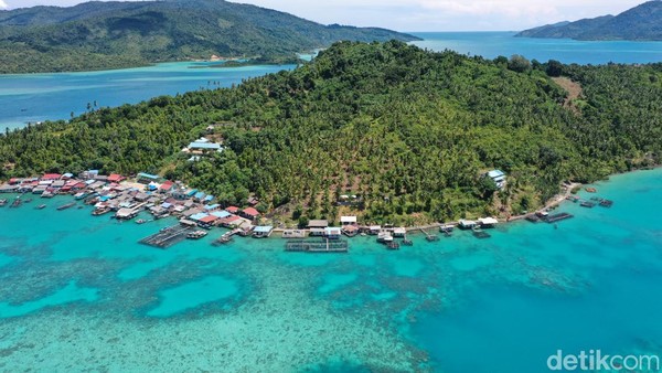 Menatap Indahnya Kepulauan Anambas dari Udara