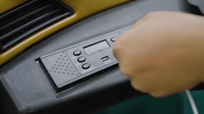 Keren! Mobil 'Bajaj' Listrik Milik Selis Bisa Isi Daya Gratis