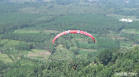 Menikmati Cantiknya Panorama Gunung Wayang dengan Paralayang