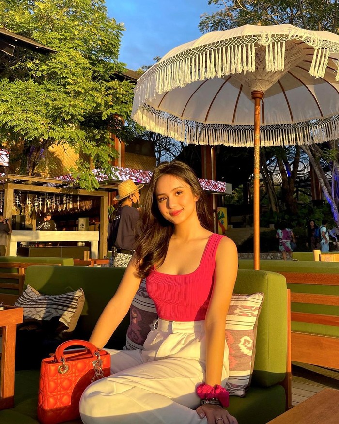 Senyum Manis Angie Marcheria Bikin Hari Minggu Kamu Happy!