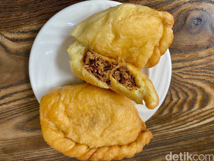 Panada Jumbo Empuk dan Klappertaart Enak Ada di Kafe Ini