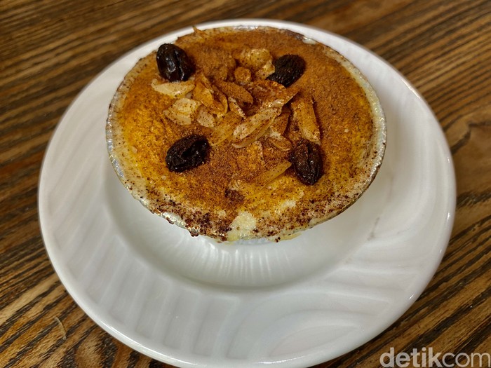Panada Jumbo Empuk dan Klappertaart Enak Ada di Kafe Ini