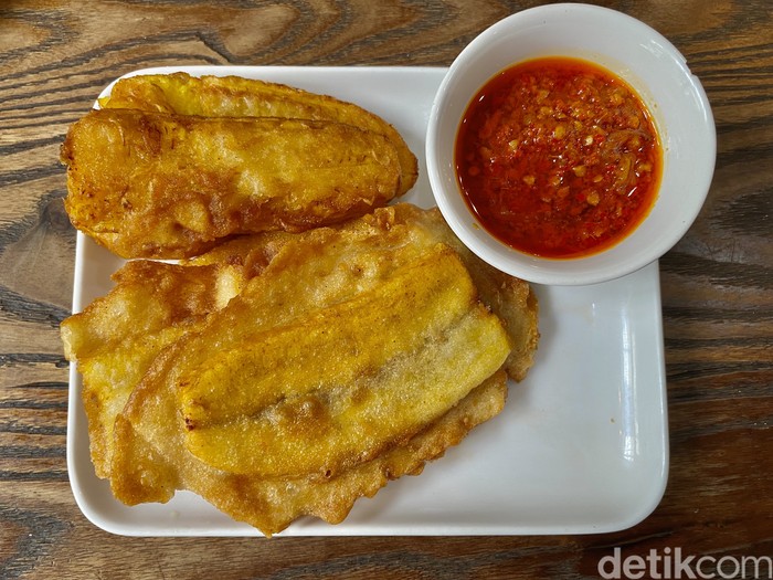 Panada Jumbo Empuk dan Klappertaart Enak Ada di Kafe Ini