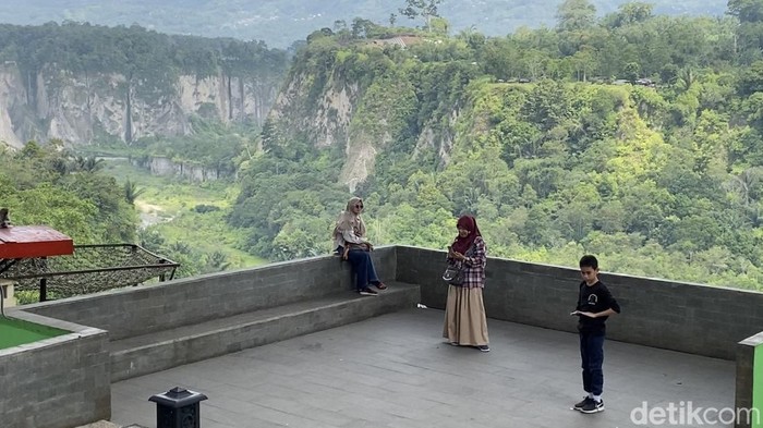 Ngarai Sianok: Sejarah, Lokasi, Bentuk, dan Harga Tiket Masuk Ngarai Sianok: Sejarah, Lokasi, Bentuk, dan Harga Tiket Masuk