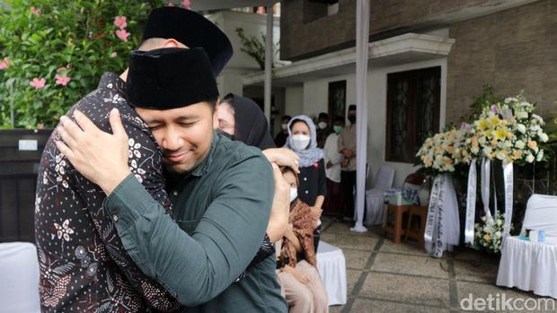 Sampaikan Dukacita, AHY dan Anies Melayat ke Rumah Duka Hermanto Dardak Sampaikan Dukacita, AHY dan Anies Melayat ke Rumah Duka Hermanto Dardak