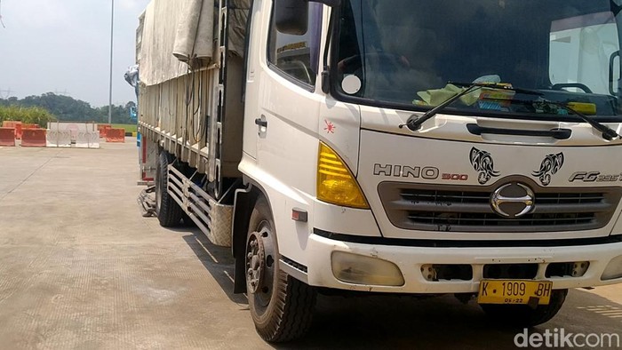 Begini Kondisi Mobil Ayah Emil Dardak dan Truk yang Kecelakaan di Tol