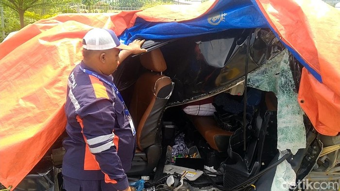Begini Kondisi Mobil Ayah Emil Dardak dan Truk yang Kecelakaan di Tol