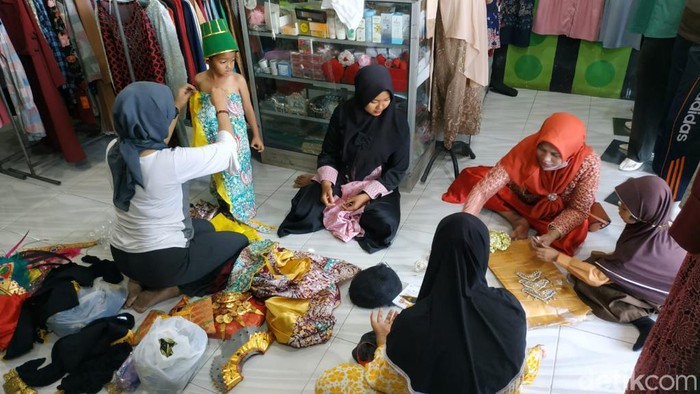 Musim Karnaval, Persewaan Baju Adat di Pasuruan Panen Cuan Musim Karnaval, Persewaan Baju Adat di Pasuruan Panen Cuan