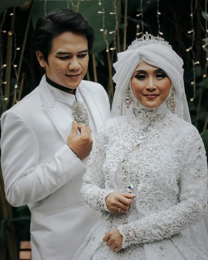 Jarang Terekspos, Ini Potret Cantiknya Istri Pesulap Merah