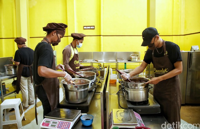 Potret Pabrik Cokelat Dodol Garut Menolak Kalah dari Pandemi