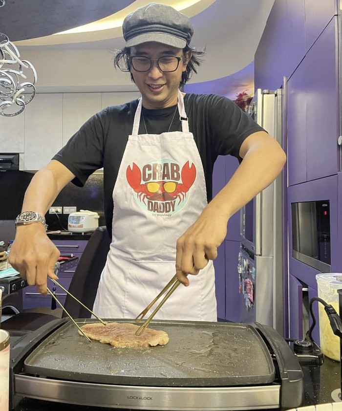 Dijuluki 'Crab Daddy', Piyu Padi Jago Masak dan Olah Kepiting