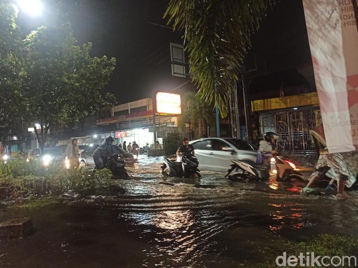 Potret Sejumlah Kendaraan Mogok gegara Terobos Banjir di Medan