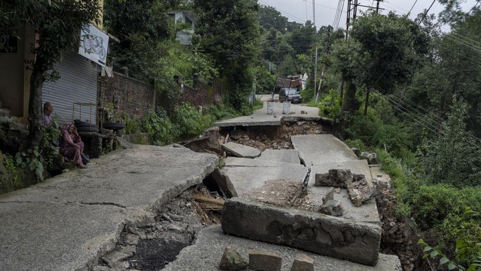 Jembatan Roboh-Tebing Longsor Akibat Hujan Deras di India