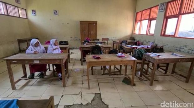 Bangunan SD di Brebes Ini Nyaris Roboh, 2 Tahun Rusak Tak Kunjung ... Bangunan SD di Brebes Ini Nyaris Roboh, 2 Tahun Rusak Tak Kunjung ...