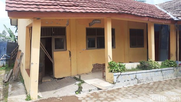 Bangunan SD di Brebes Ini Nyaris Roboh, 2 Tahun Rusak Tak Kunjung ... Bangunan SD di Brebes Ini Nyaris Roboh, 2 Tahun Rusak Tak Kunjung ...