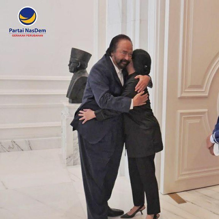 Surya Paloh Peluk Puan Maharani Saat Bertemu di NasDem Tower Surya Paloh Peluk Puan Maharani Saat Bertemu di NasDem Tower