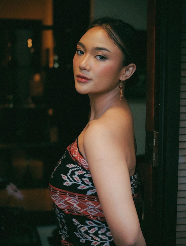 6 Pesona Marion Jola Kenakan Baju Adat Rote yang Banjir Pujian Netizen