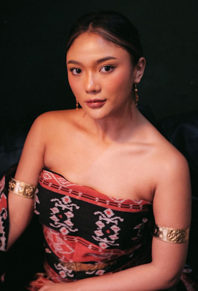 6 Pesona Marion Jola Kenakan Baju Adat Rote yang Banjir Pujian Netizen