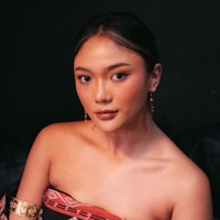 6 Pesona Marion Jola Kenakan Baju Adat Rote yang Banjir Pujian Netizen