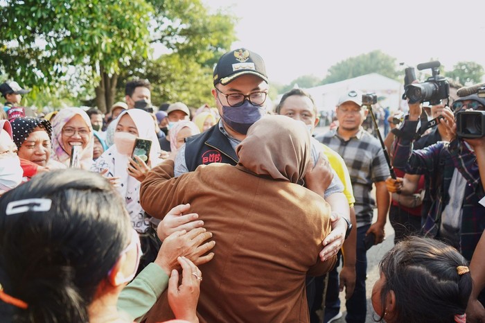 Momen Emak-emak Menangis Bahagia saat Peluk Bupati Kediri Momen Emak-emak Menangis Bahagia saat Peluk Bupati Kediri