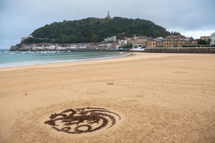 Simbol 'Naga Berbatu' Muncul di Tepi Pantai, Promosikan House of the Dragon