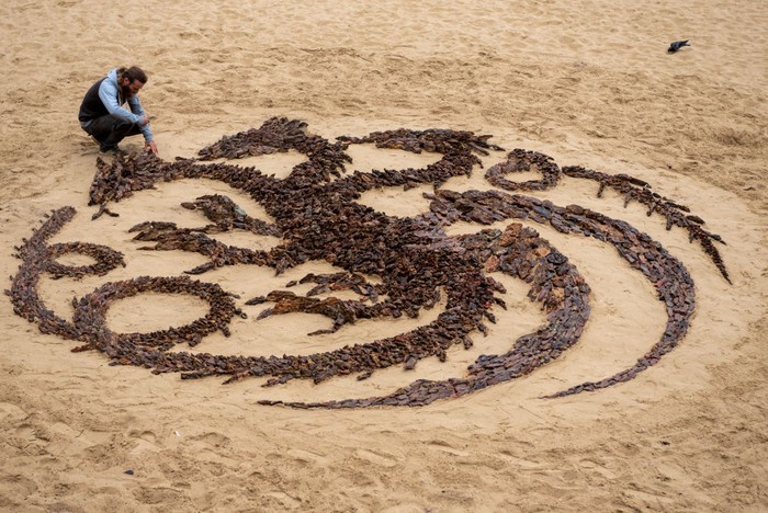 Simbol 'Naga Berbatu' Muncul di Tepi Pantai, Promosikan House of the Dragon