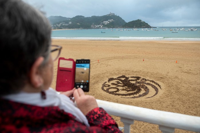 Simbol 'Naga Berbatu' Muncul di Tepi Pantai, Promosikan House of the Dragon