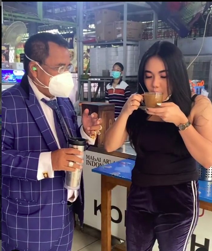 Begini Pose Aspri Ke-6 Dhea Qiqi saat Ngopi Bareng Hotman Paris