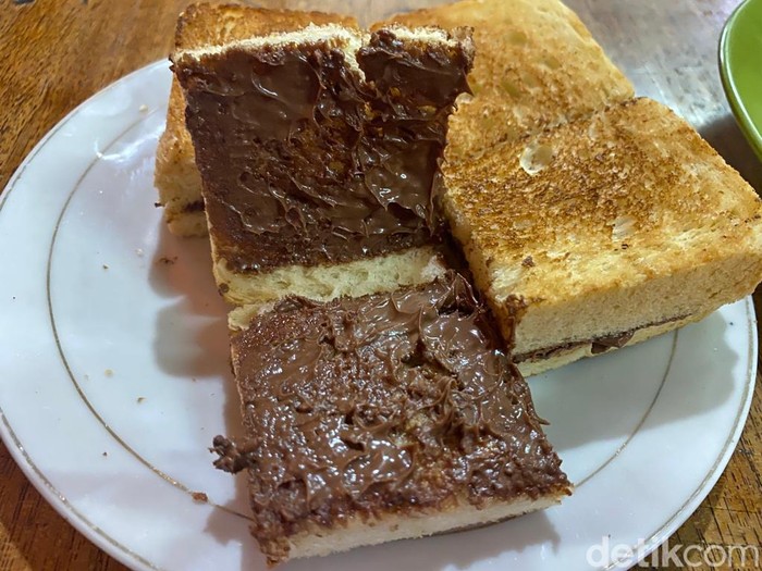 Ngemil Roti Bakar Wiwied Aneka Topping yang Legendaris Lezatnya