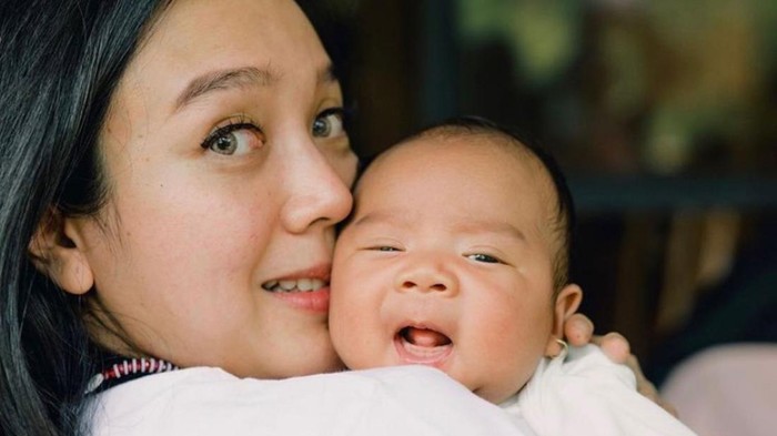 6 Momen Dea Ananda Menyusui Baby Sanne, Ngaku Tak Mudah