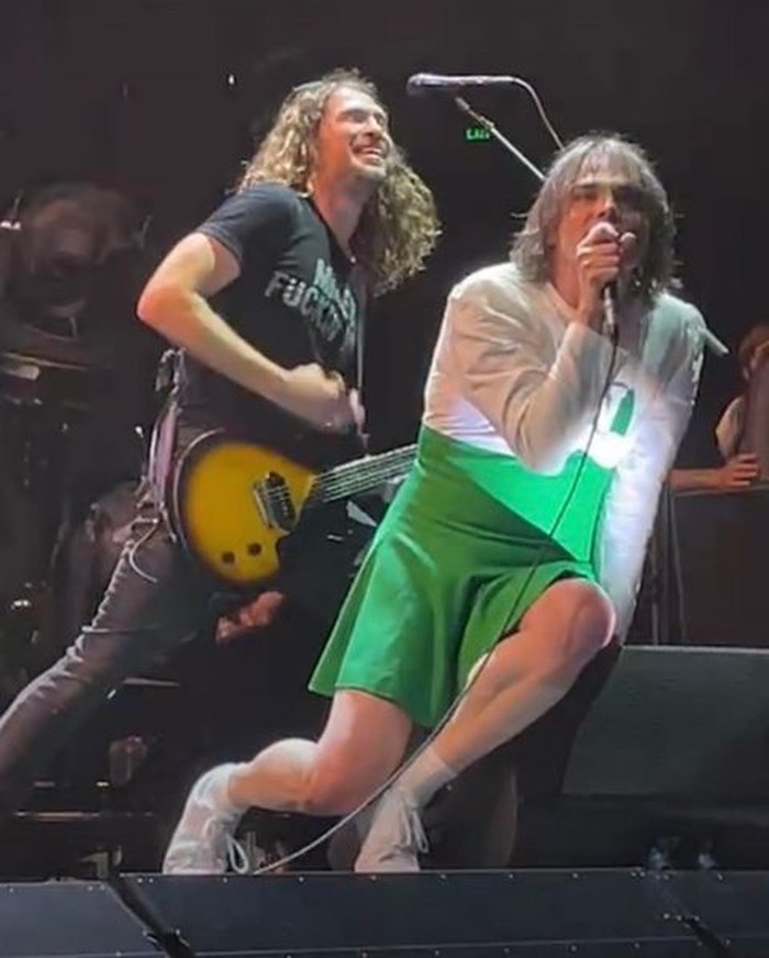 Aksi Panggung Gerard Way Pakai Dress di Konser My Chemical Romance