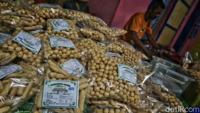 Potret Perajin Kerupuk Atom yang Raup Cuan hingga Puluhan Juta