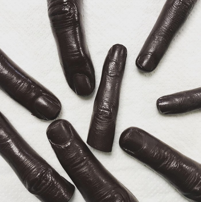 10 Kreasi Cokelat Bentuk Realistis, Ada Kodok hingga Jari Manusia