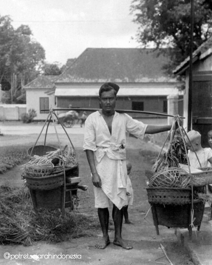 Foto Lawas Penjual Kopi hingga Bajigur, Jualan Pakai Pikulan